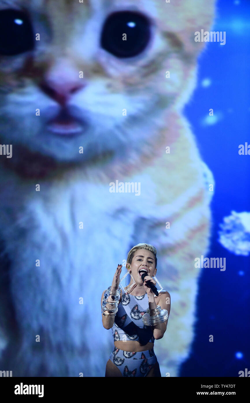 Miley cyrus wrecking ball 2013 hi-res stock photography and images - Alamy