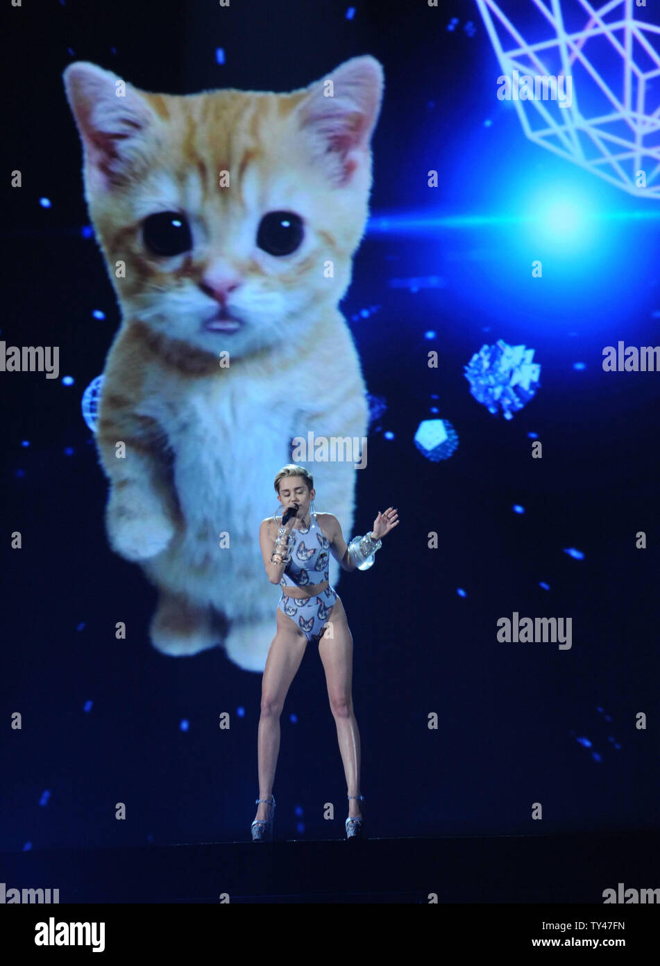 Miley cyrus wrecking ball 2013 hi-res stock photography and images - Alamy