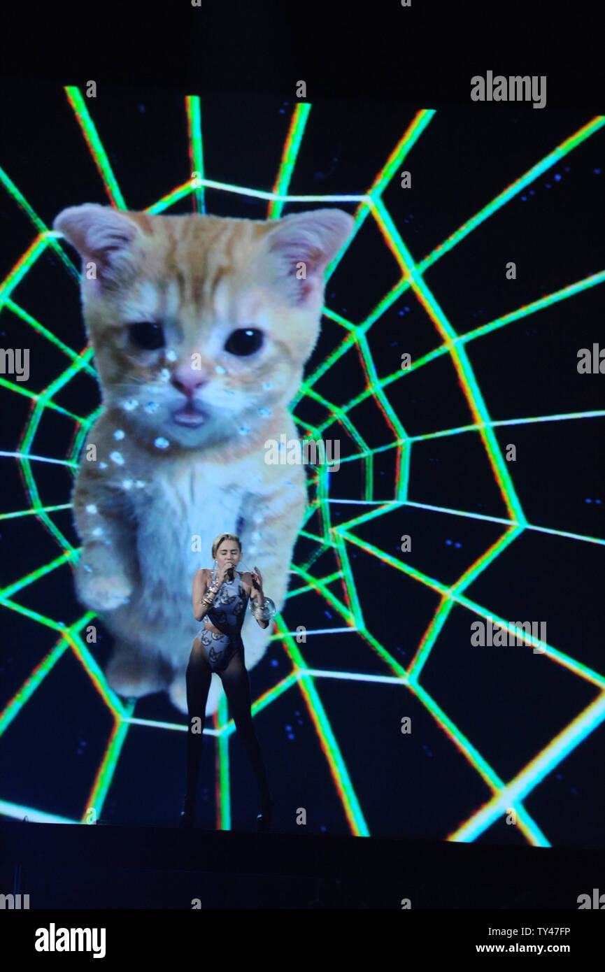 Miley cyrus wrecking ball 2013 hi-res stock photography and images - Alamy