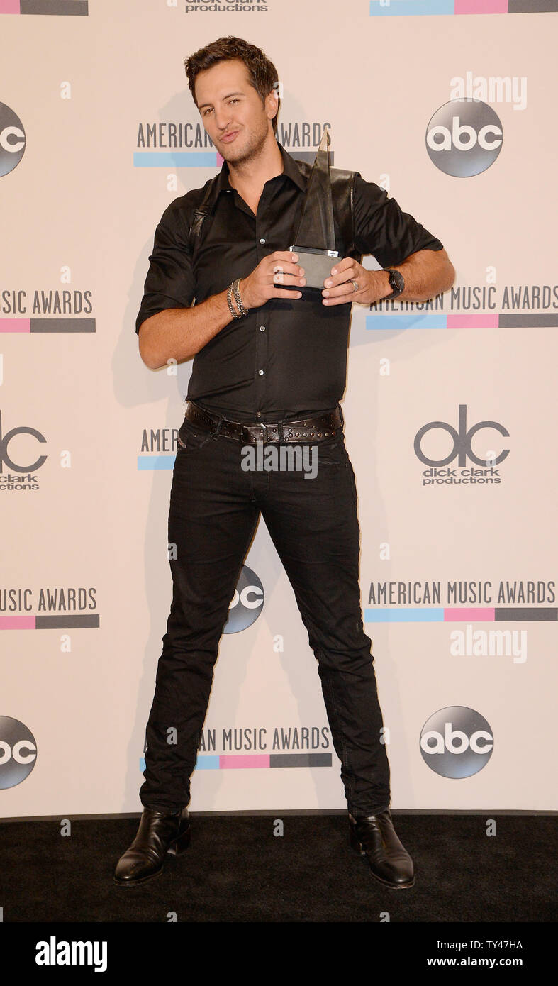 Recording artist Luke Bryan holds the award he won for Favorite Male ...