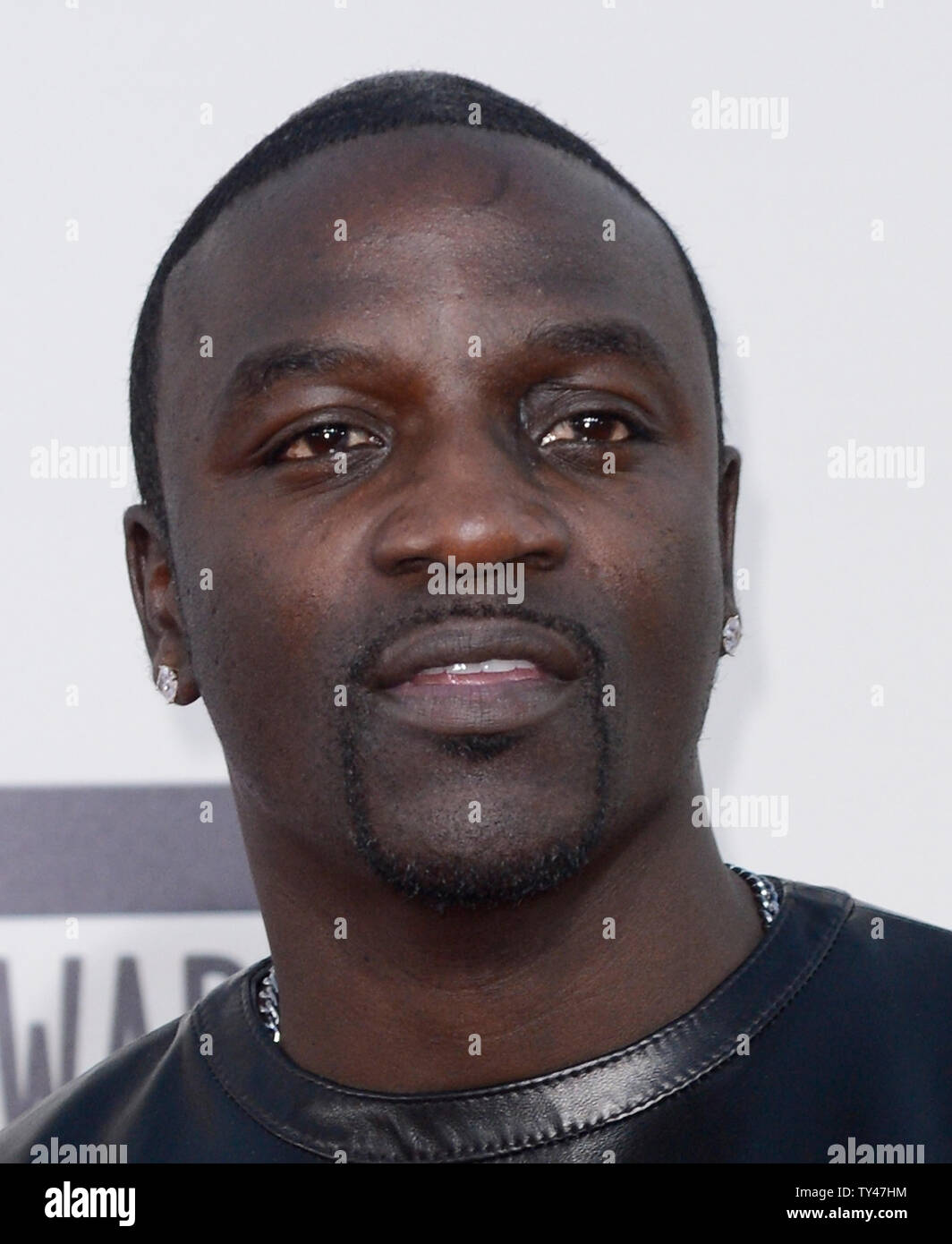Recording artist Akon arrives for the 41st annual American Music Awards ...