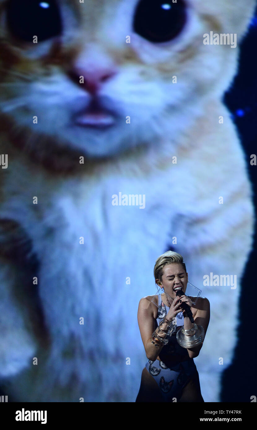 Miley cyrus wrecking ball 2013 hi-res stock photography and images - Alamy