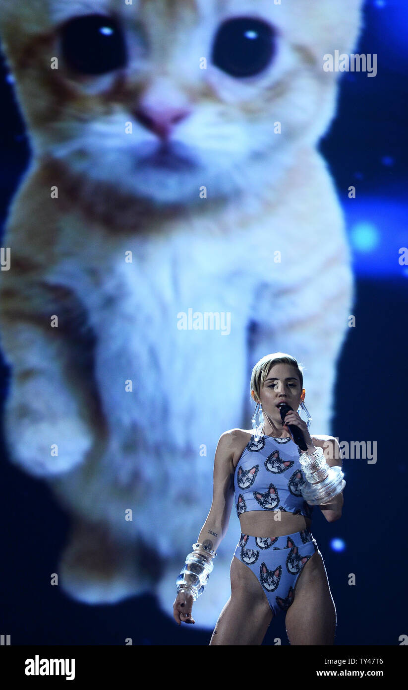 Miley cyrus wrecking ball 2013 hi-res stock photography and images - Alamy