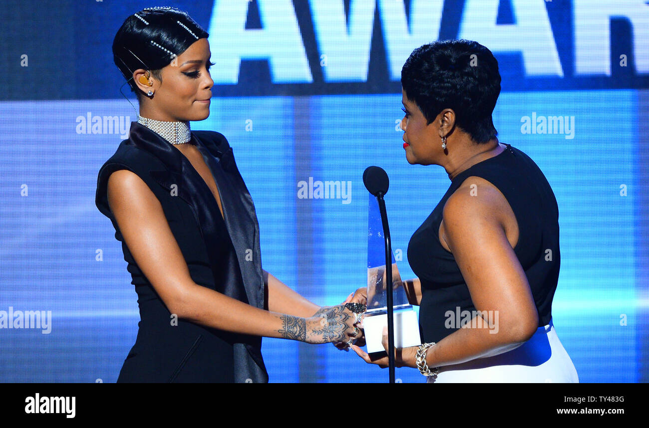 Rihanna accepts the AMA's first icon award from her mother Monica ...
