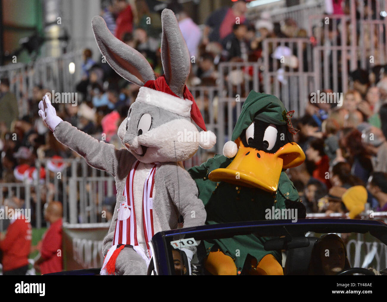 Bugs bunny and daffy duck hi-res stock photography and images - Alamy