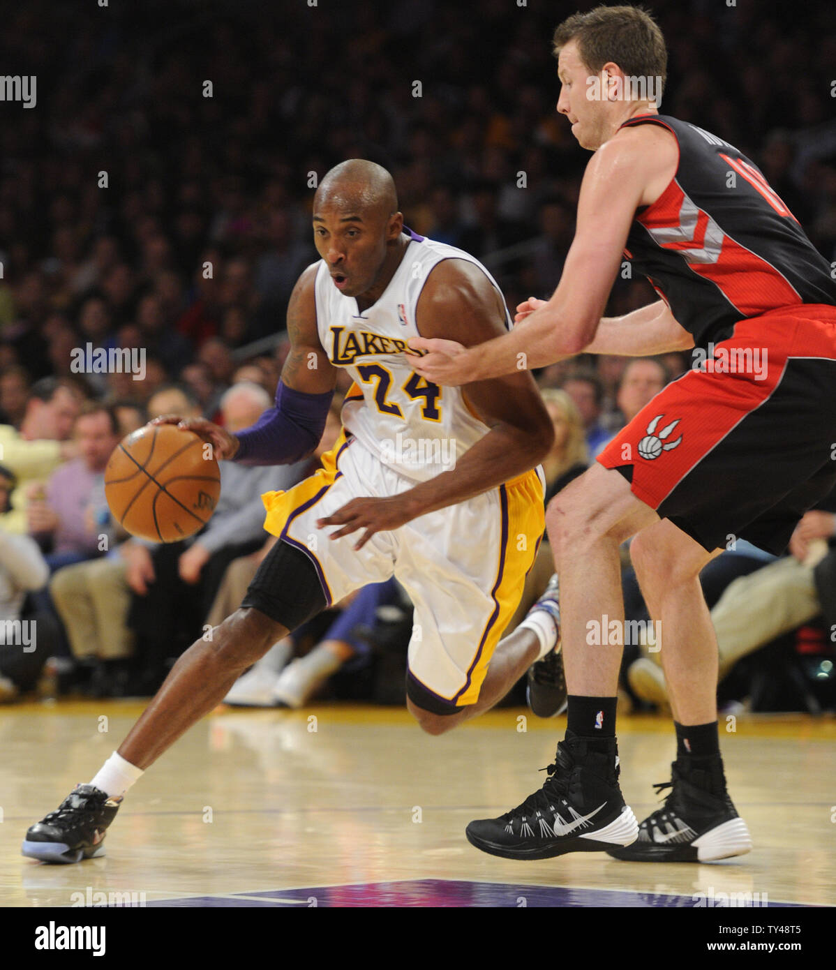 Kobe bryant dribbles hi-res stock photography and images - Alamy