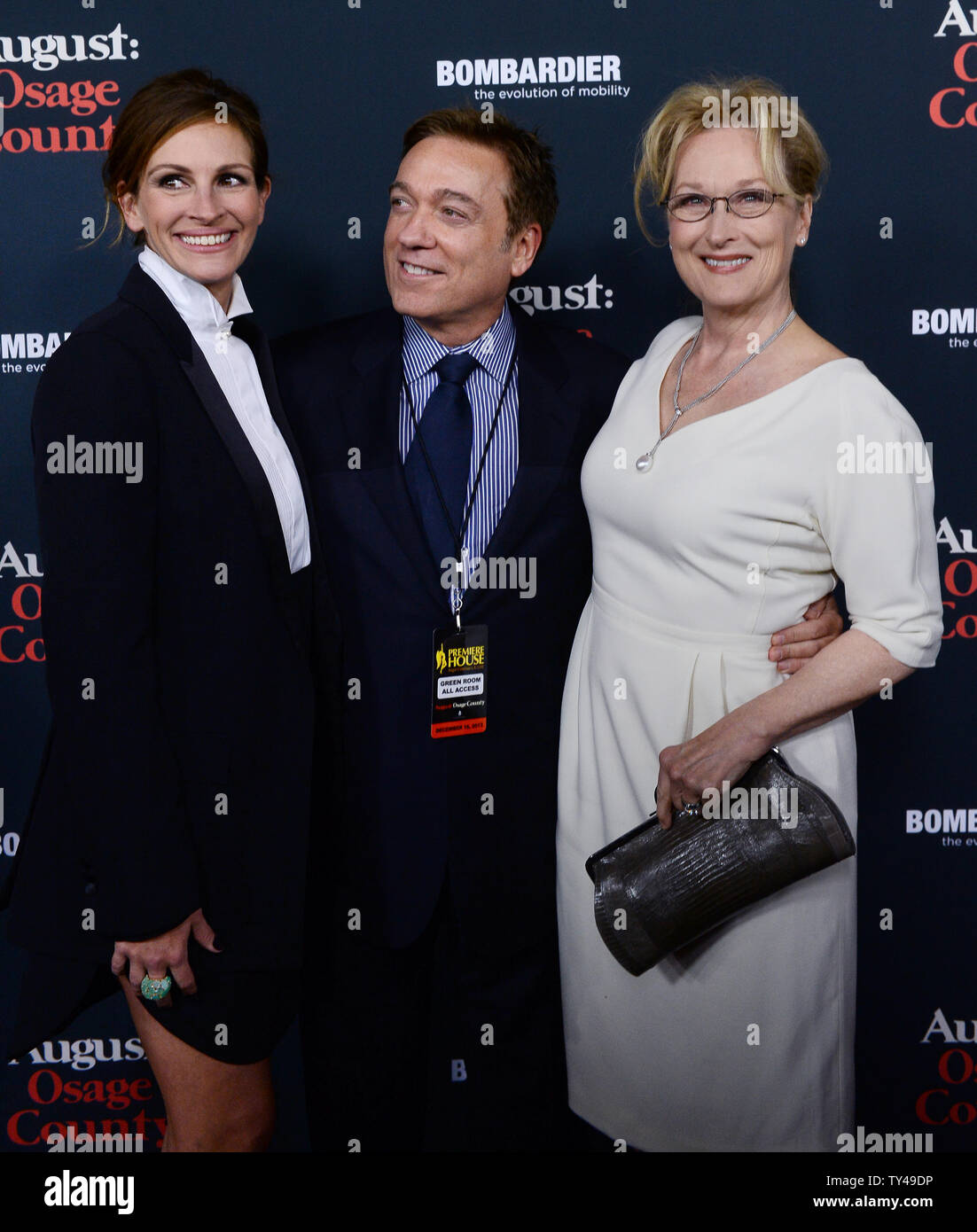 Cast members Julia Roberts (L) and Meryl Streep pose with CAA Managing ...