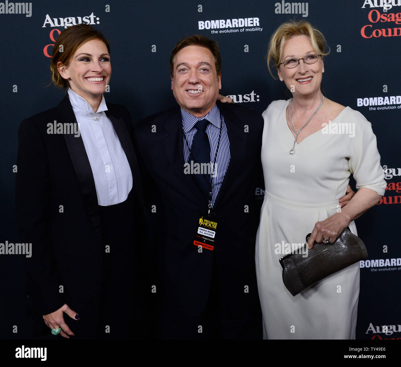 Cast members Julia Roberts (L) and Meryl Streep pose with CAA Managing ...
