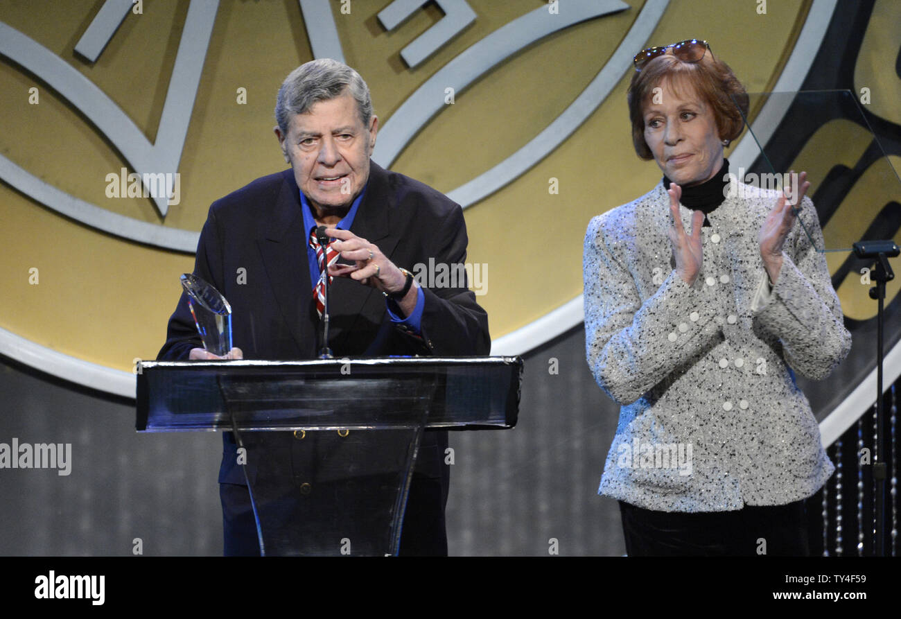 Jerry Lewis (L) accepts the Lifetime Achievement award from Carol ...