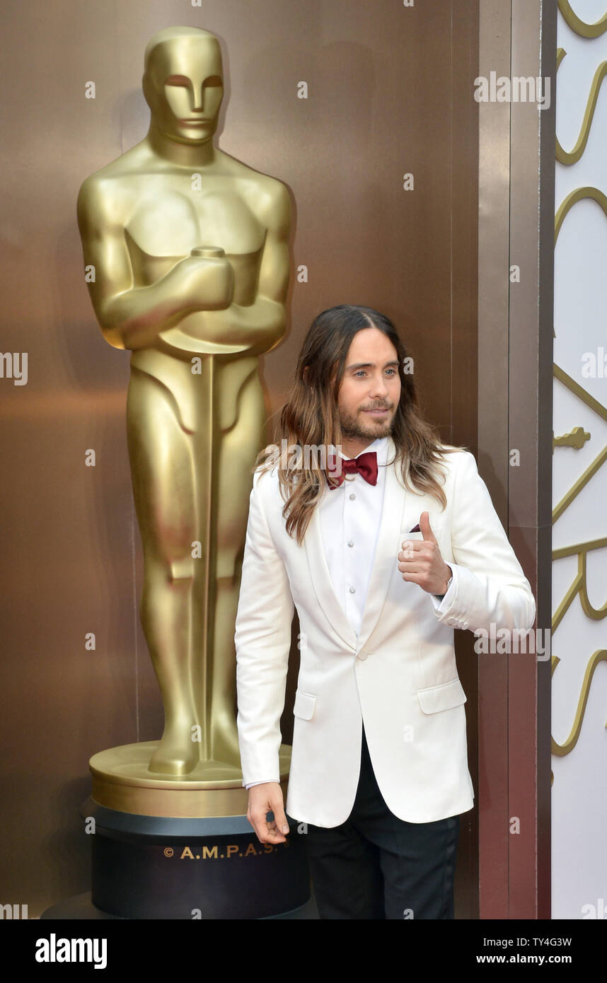 Jared Leto arrives on the red carpet at the 86th Academy Awards at ...