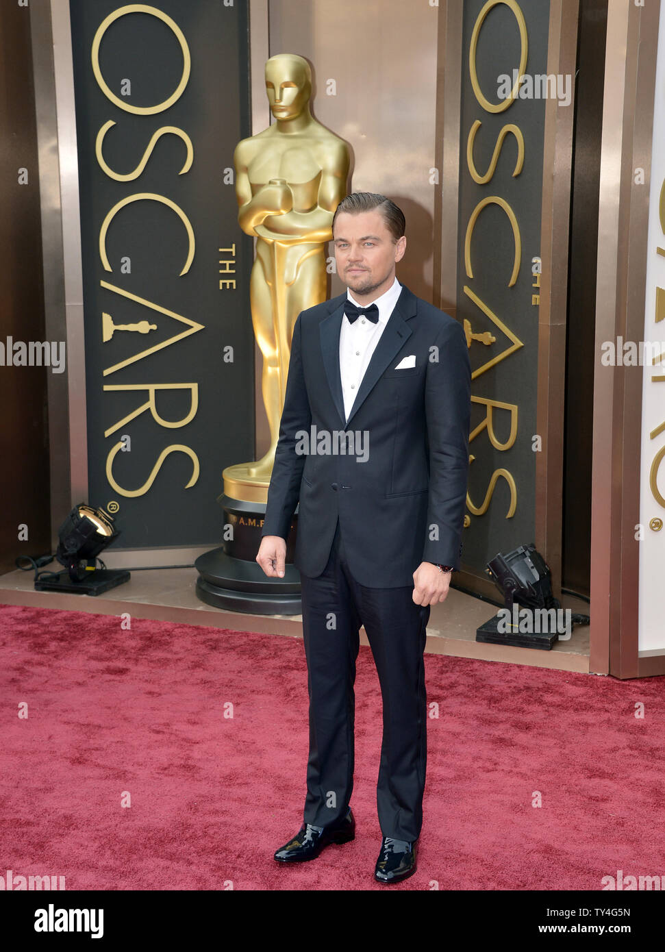Leonardo DiCaprio arrives on the red carpet at the 86th Academy Awards ...