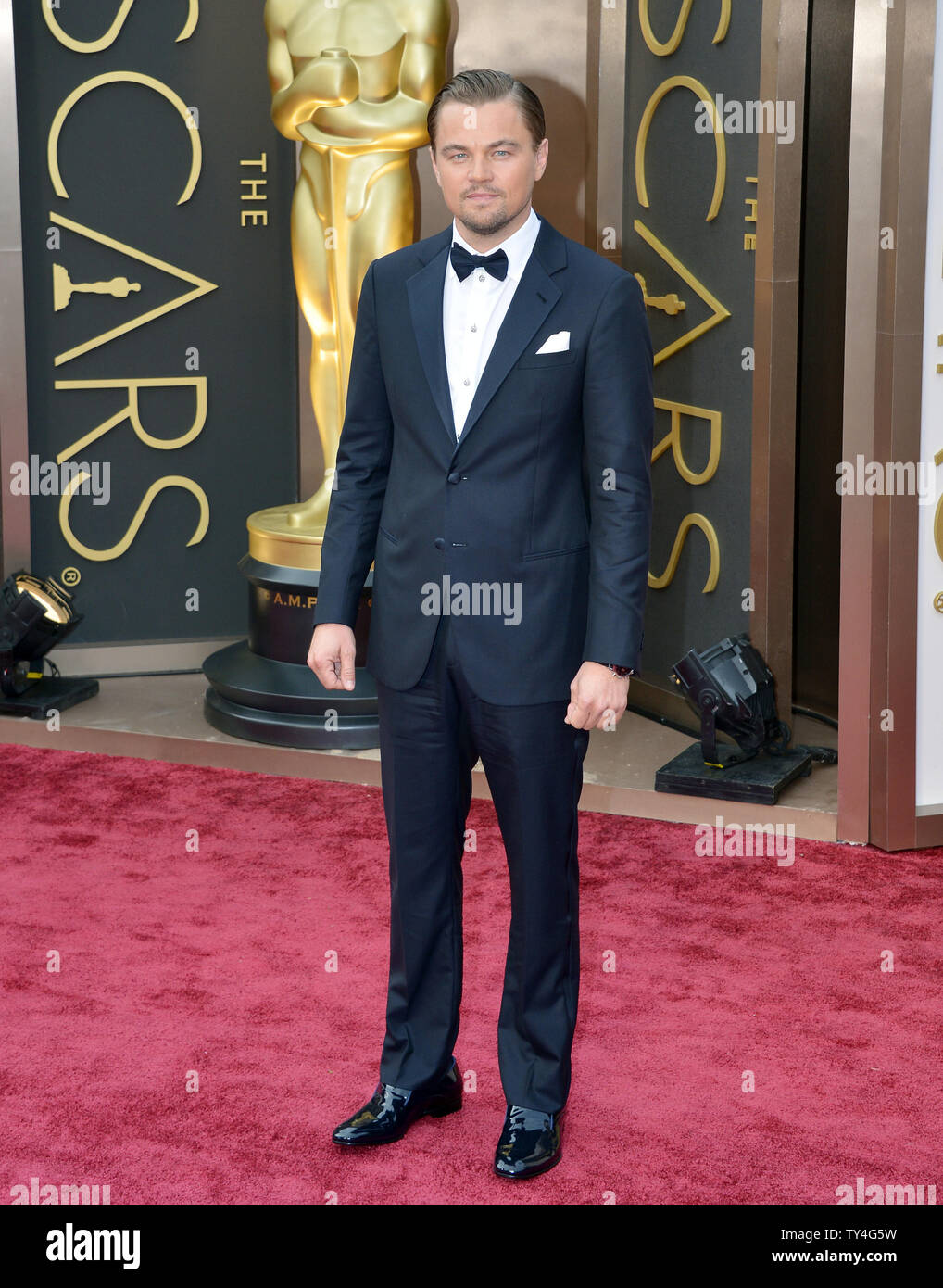 Leonardo DiCaprio arrives on the red carpet at the 86th Academy Awards ...