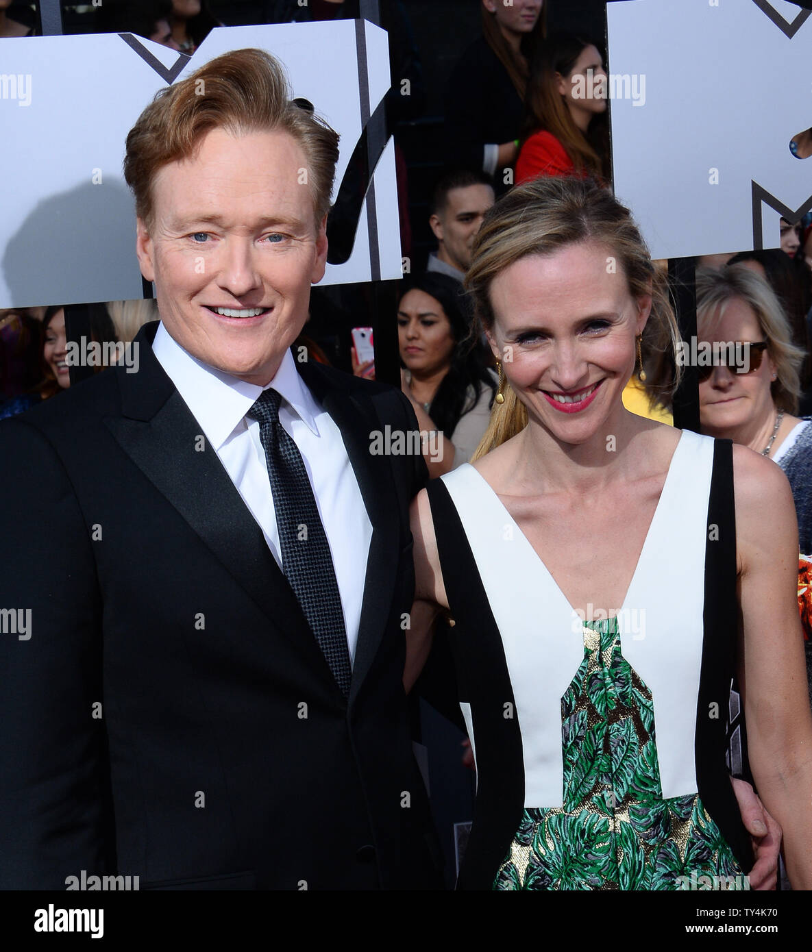 Host Conan O'Brien (L) and Liza Powel O'Brien arrive for The MTV Movie ...