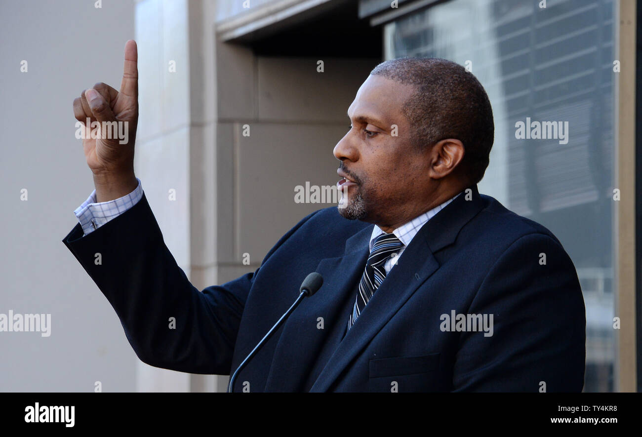 Television personality Tavis Smiley makes comments during an unveiling ...