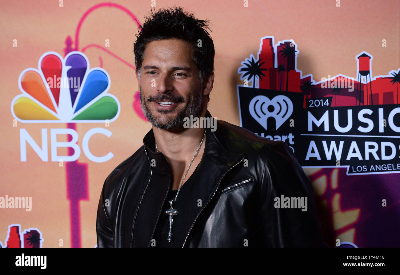 Joe Maganiello presented the Alternate Rock Song of the Year award to ...