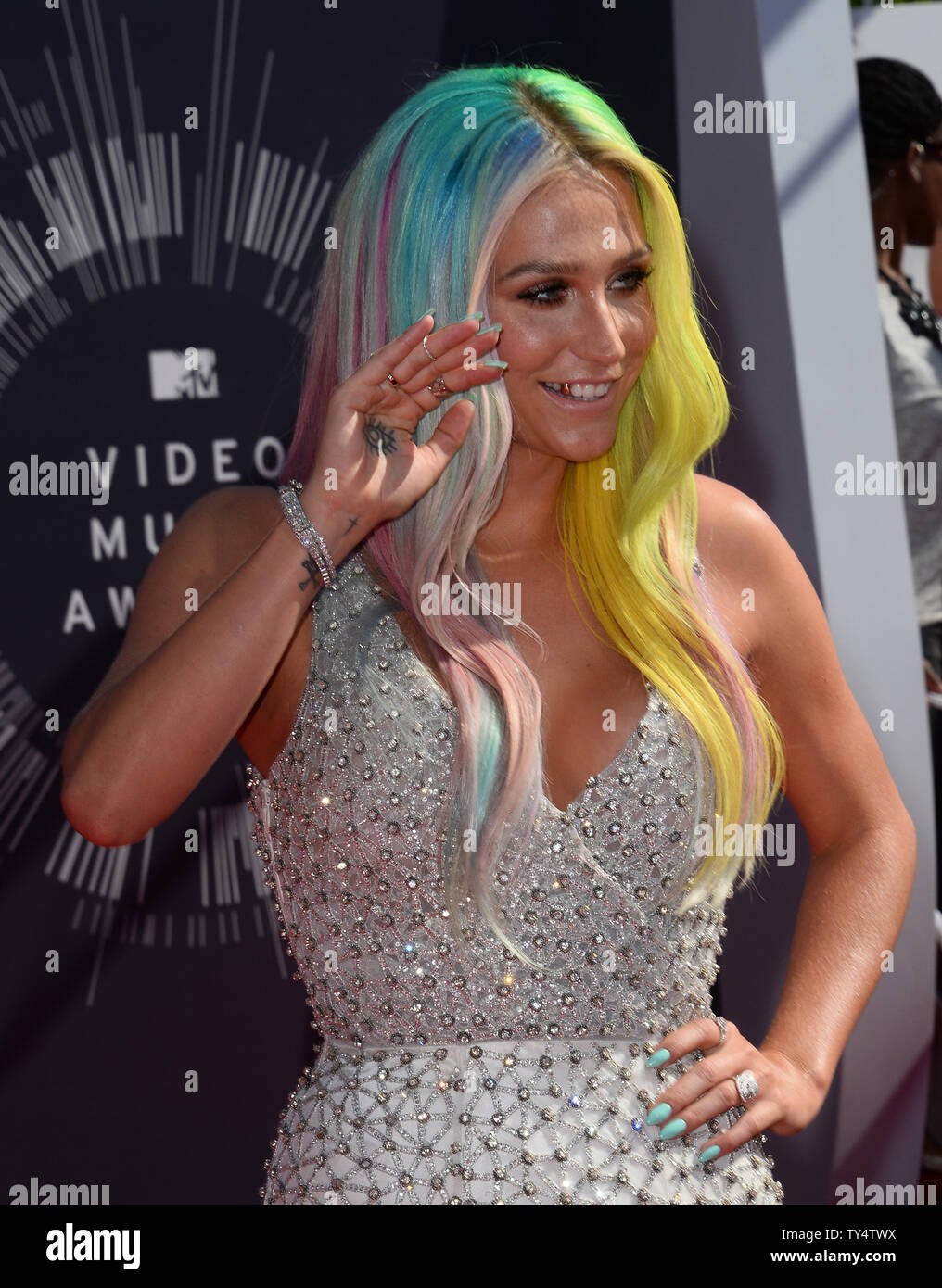 Singer Kesha arrives at the 2014 MTV Video Music Awards at the Forum in ...