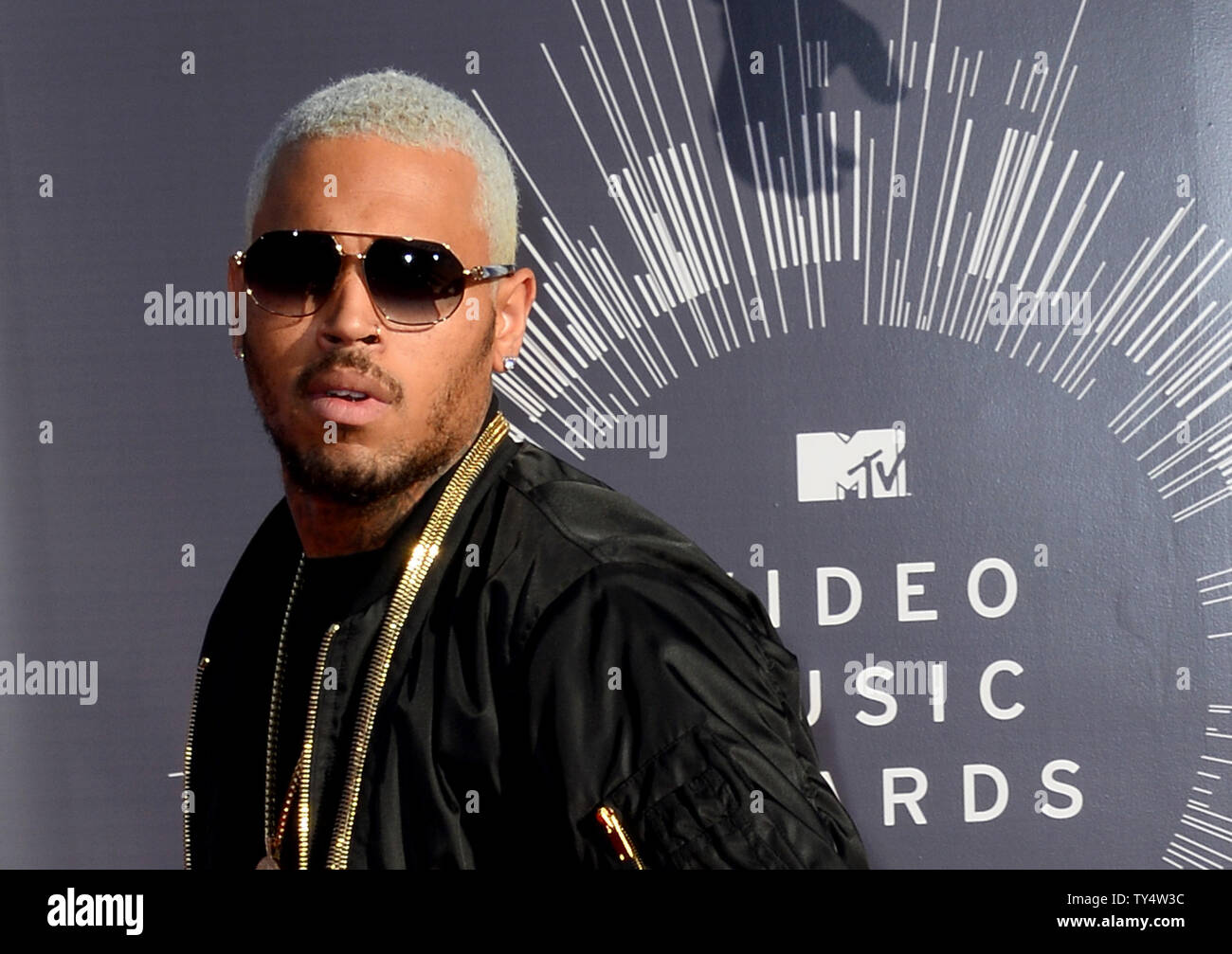 Chris Brown arrives at the 2014 MTV Video Music Awards at the Forum in ...