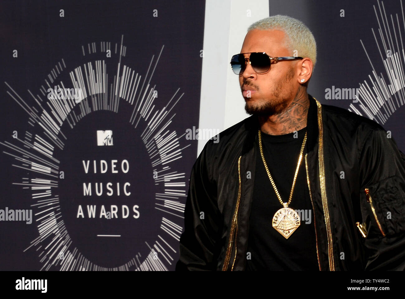 Chris Brown arrives at the 2014 MTV Video Music Awards at the Forum in ...