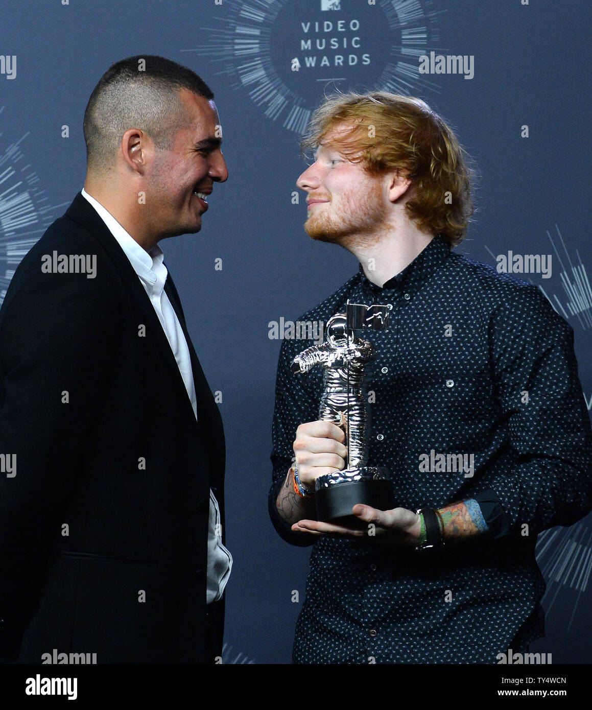 Ed sheeran backstage hi-res stock photography and images - Alamy
