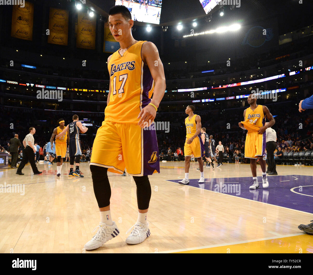 Los Angeles Lakers Jeremy Lin (17) leads the Lakers off the court after ...