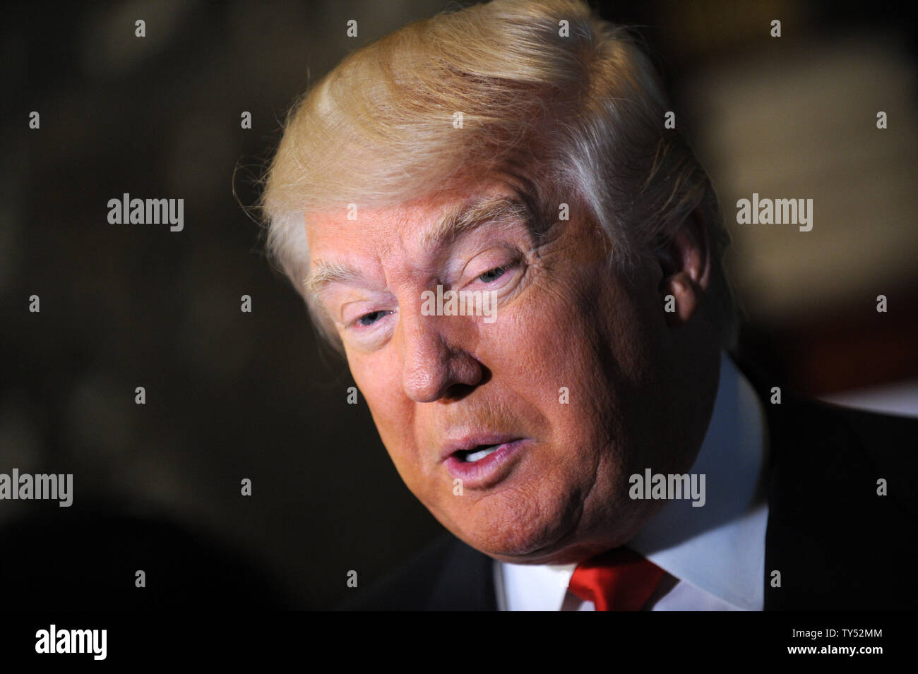 Donald trump the apprentice pointing hi-res stock photography and ...