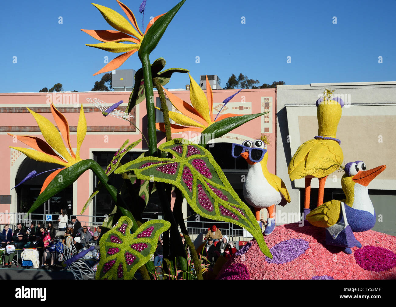 Zappos.com's "Serving With A Smile" float, winner of the Animation ...