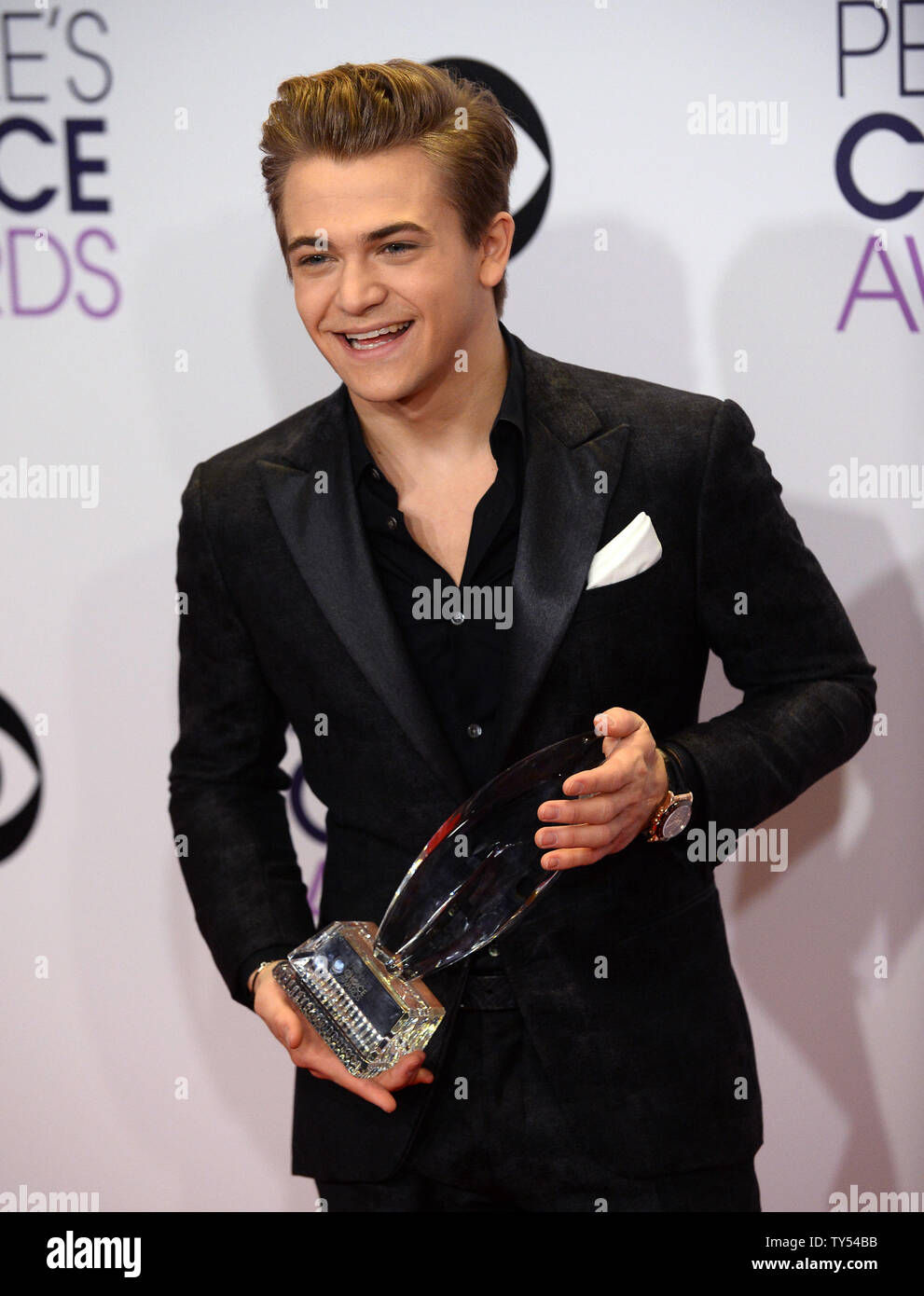 Singer Hunter Hayes poses backstage with the award for favorite male ...