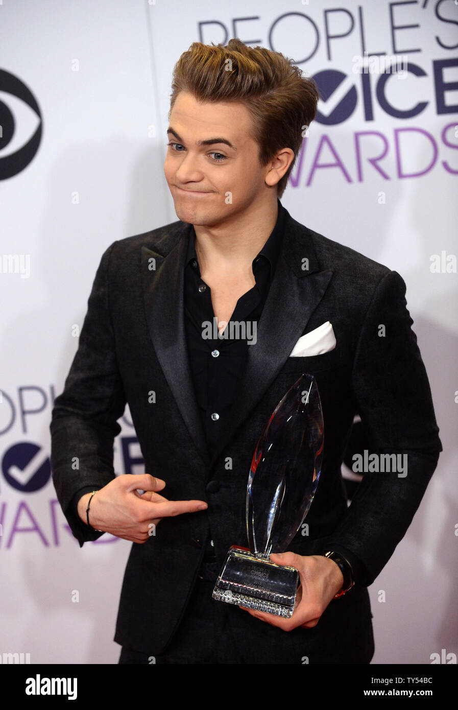 Singer Hunter Hayes poses backstage with the award for favorite male ...