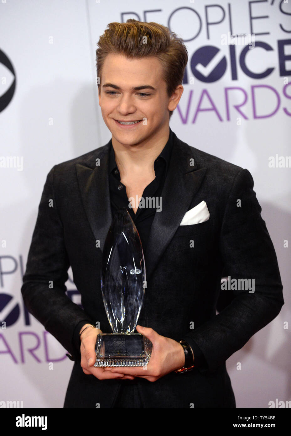 Singer Hunter Hayes poses backstage with the award for favorite male ...