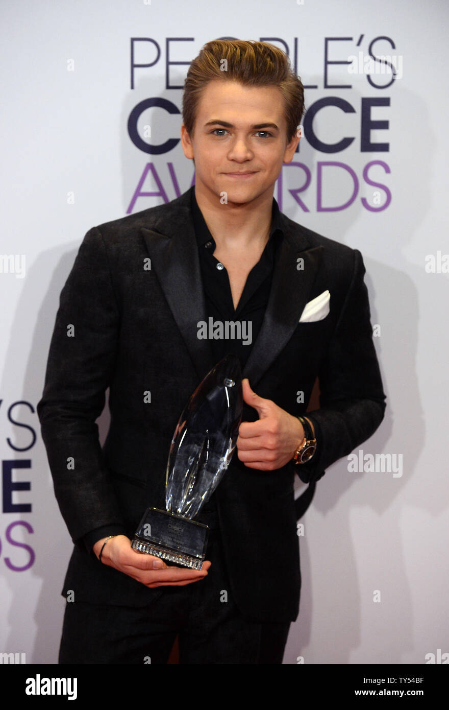 Singer Hunter Hayes poses backstage with the award for favorite male ...