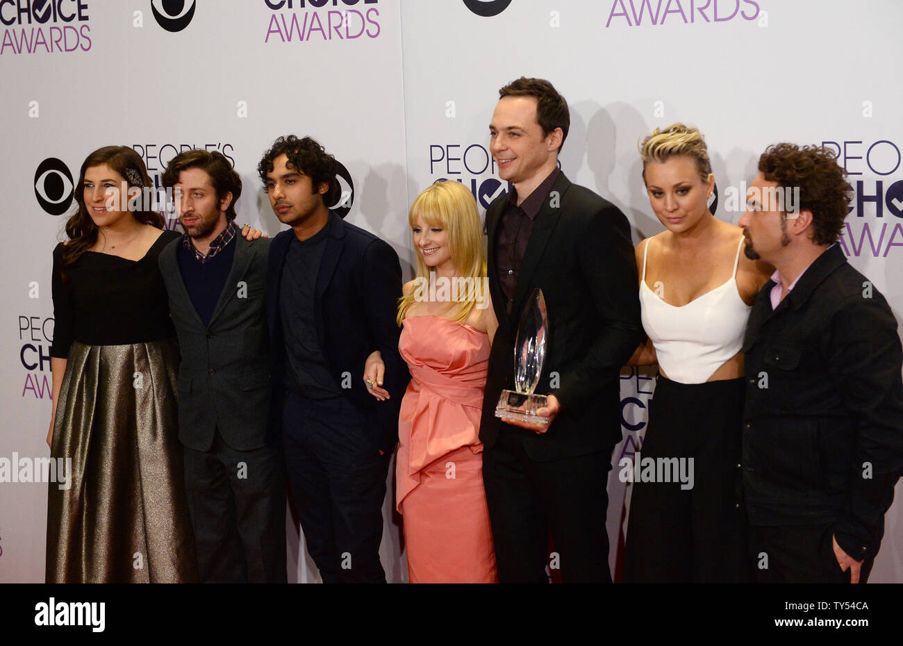 (L-R) Actors Mayim Bialik, Simon Helberg, Kunal Nayyar, Melissa Rauch ...