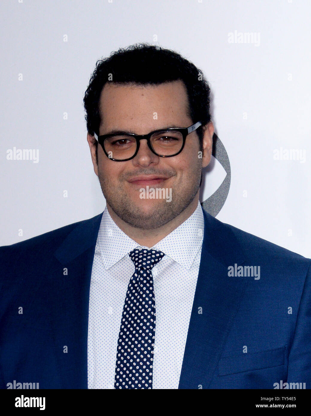 Actor Josh Gad arrives for the 41st annual People's Choice Awards at ...