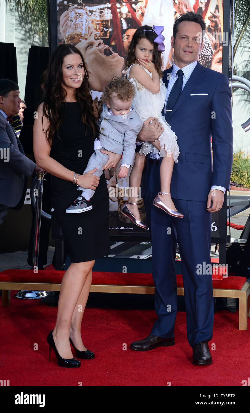 Vince vaughn and kyla weber hi-res stock photography and images - Alamy