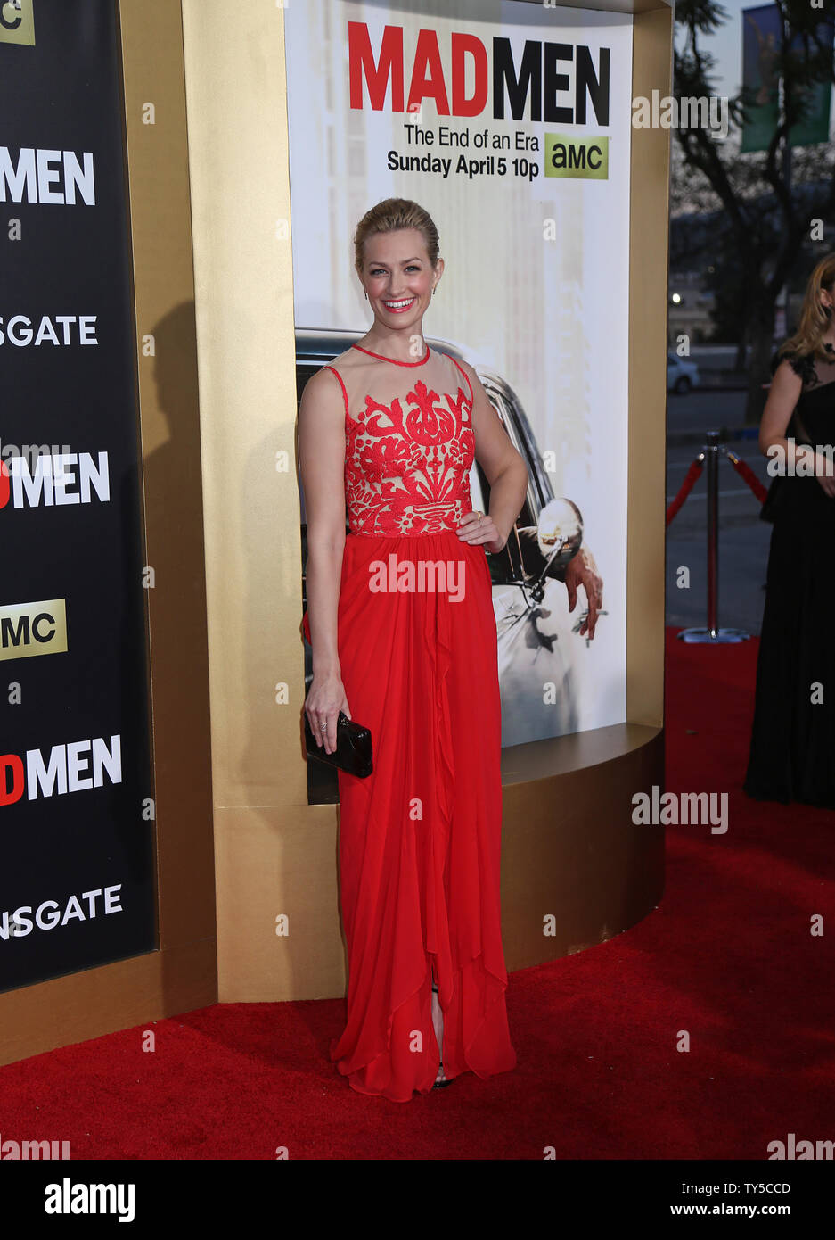 Beth Behrs arrives on the red carpet of the Black & Red Ball ...