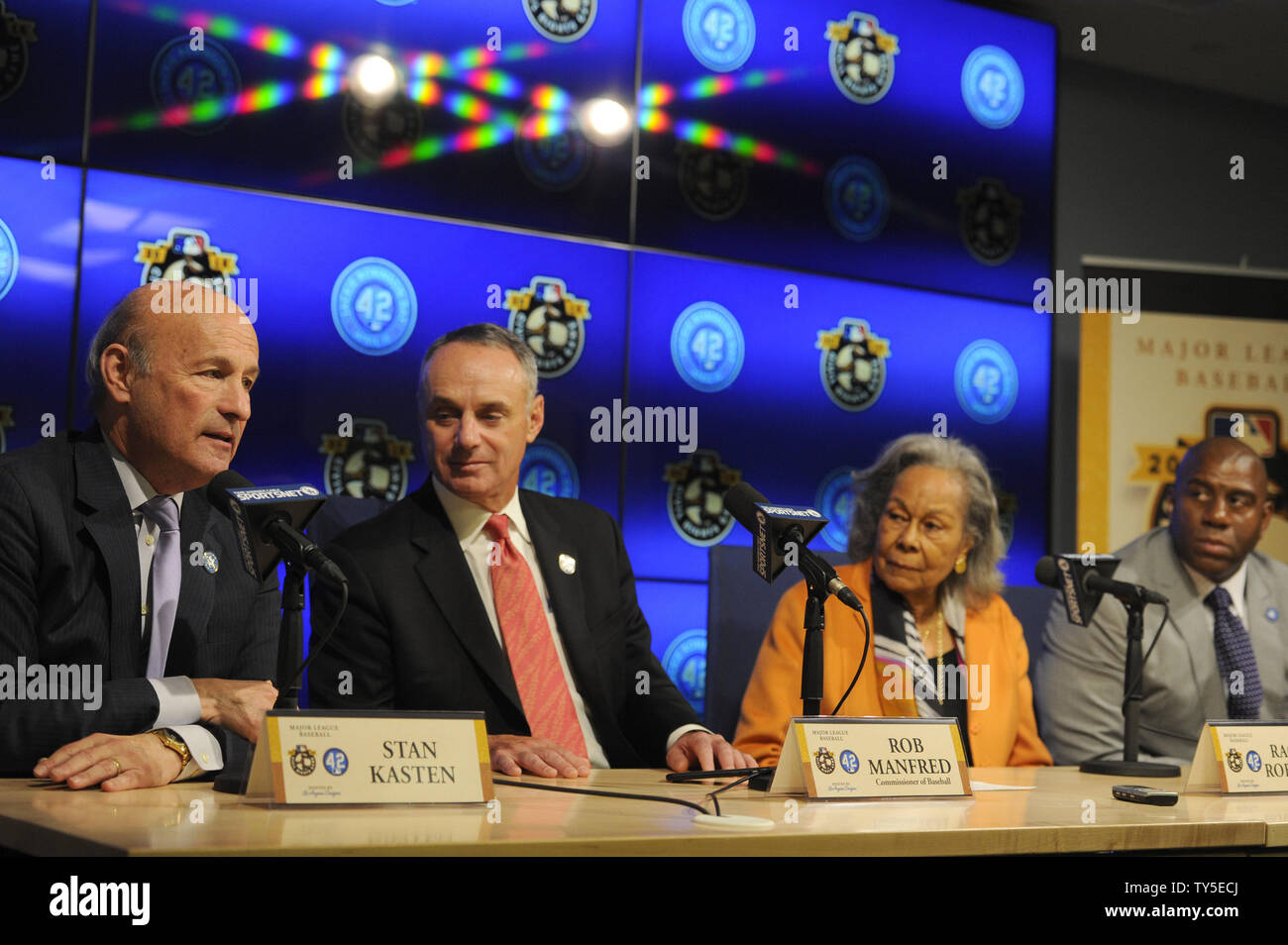 Los Angeles Dodgers owner Stan Kasten, left, Commissioner of baseball ...