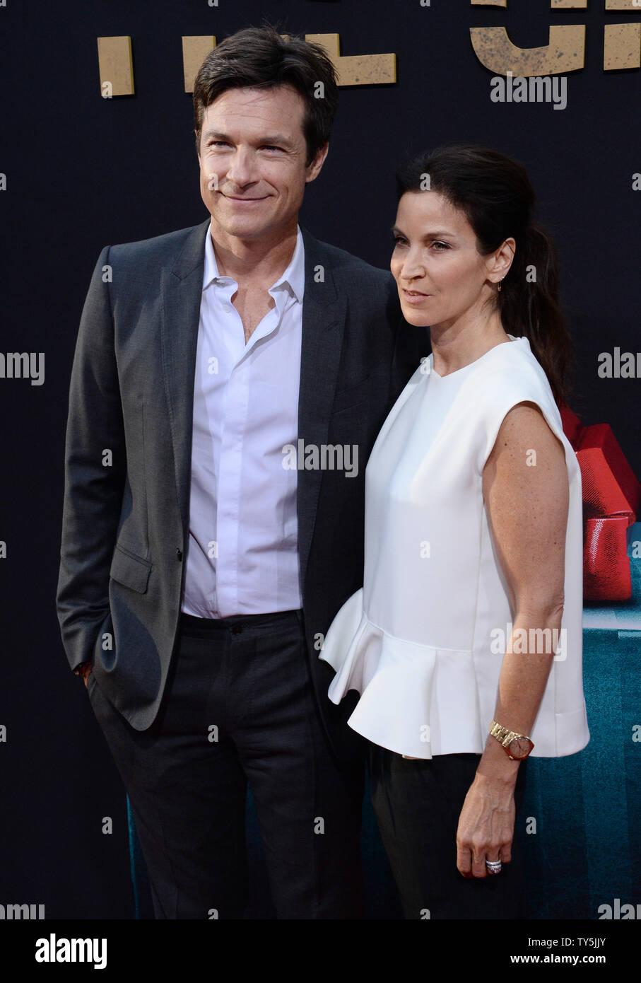 Cast member Jason Bateman and his wife, actress Amanda Anka attend the ...