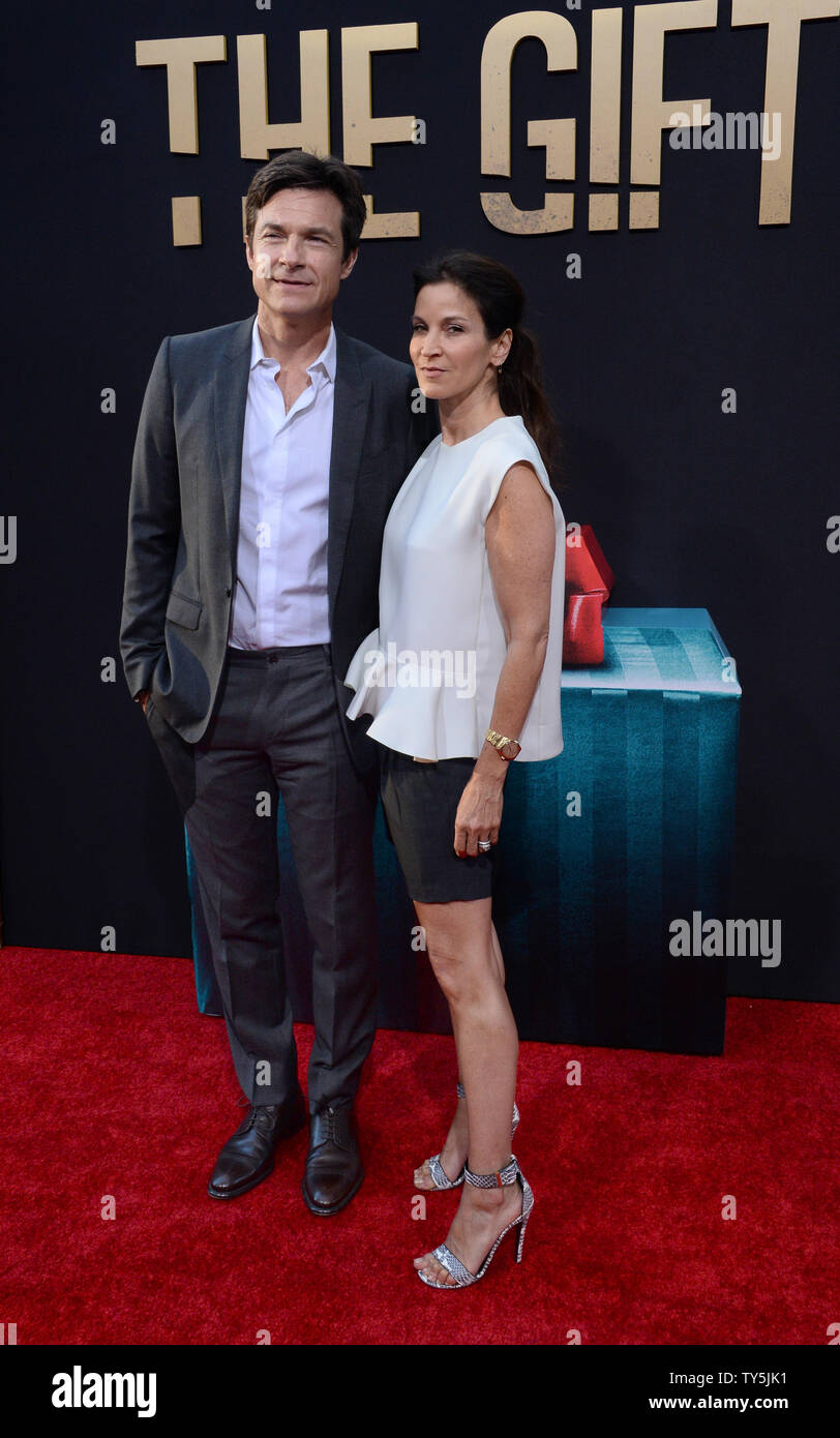 Cast member Jason Bateman and his wife, actress Amanda Anka attend the ...