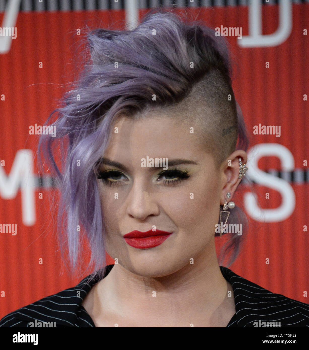 TV personality Kelly Osbourne arrives on the red carpet for the 32nd ...