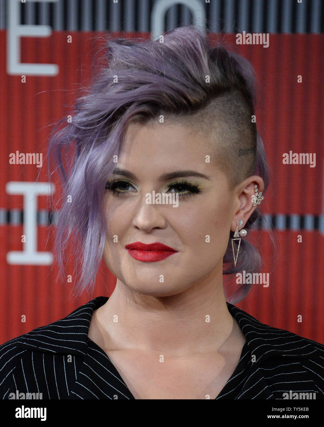 TV personality Kelly Osbourne arrives on the red carpet for the 32nd ...