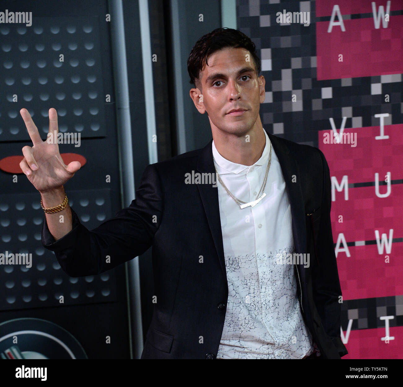 Musician Gabe Saporta arrives on the red carpet for the 32nd annual MTV ...