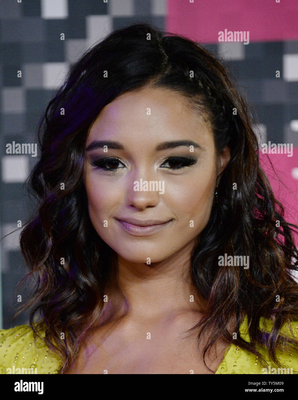 Actress Rachel Smith arrives on the red carpet for the 32nd annual MTV ...