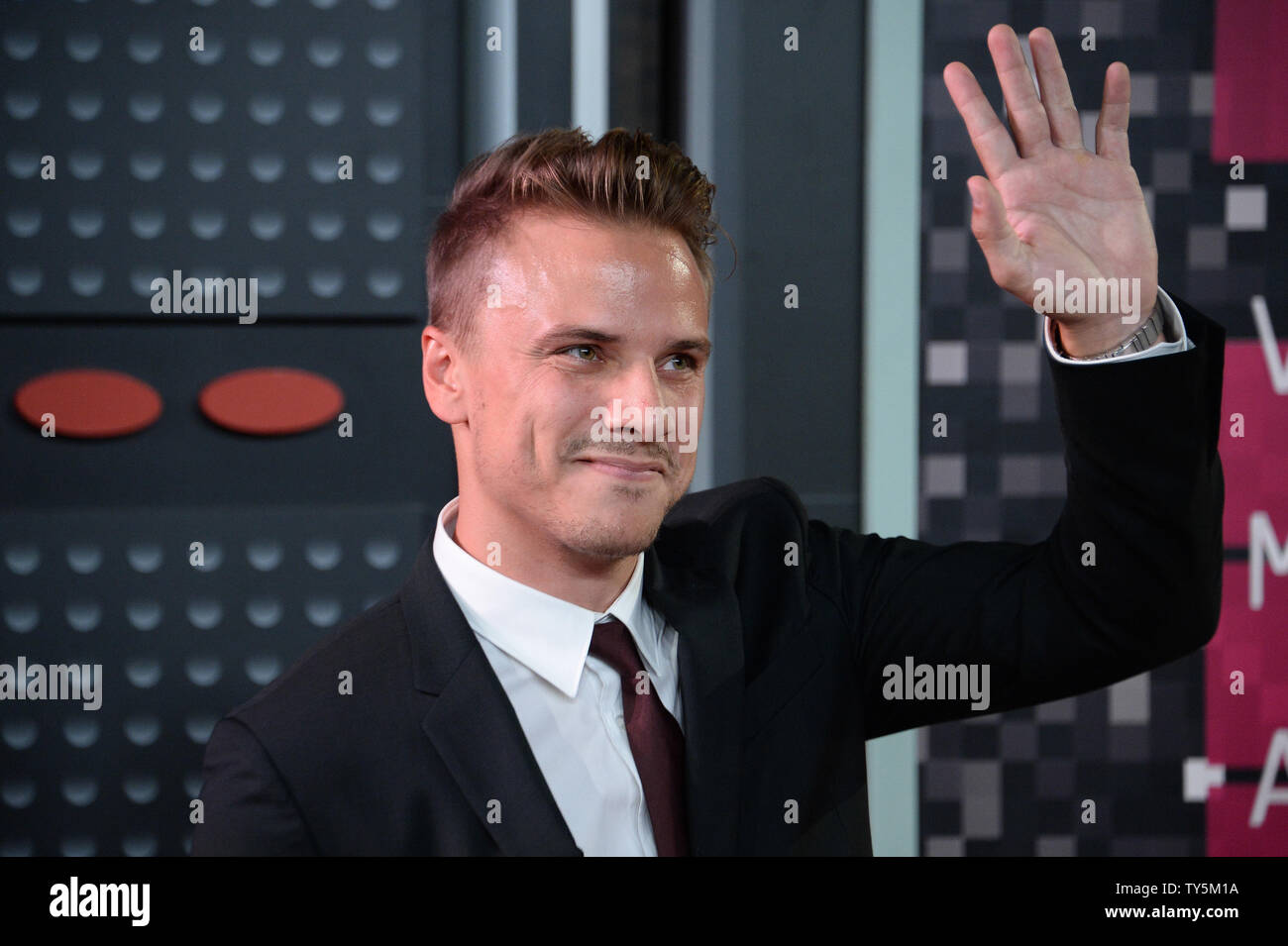 Actor Matt Cutshall arrives on the red carpet for the 32nd annual MTV ...
