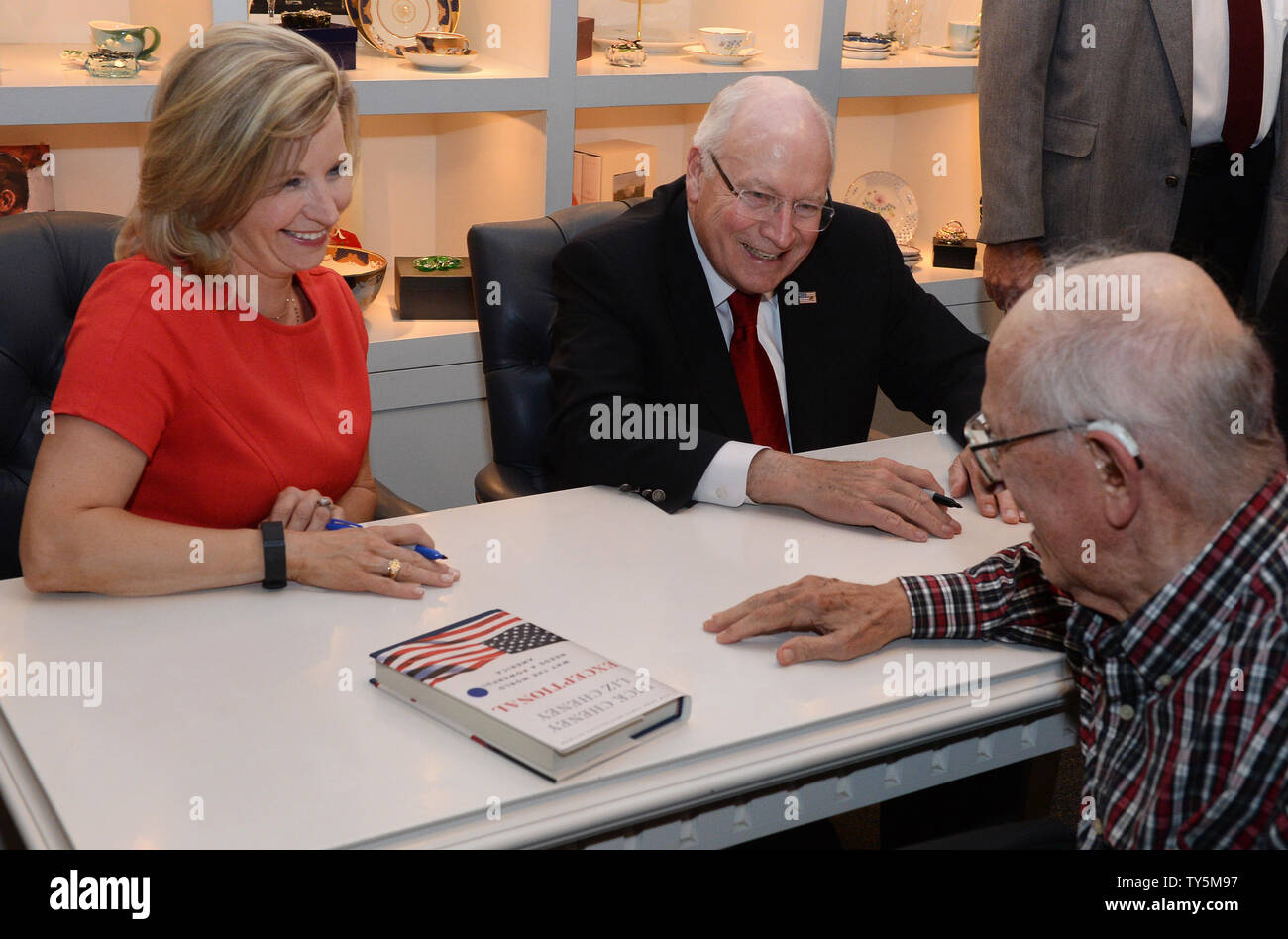 Former vice president Richard Cheney and his daughter Liz Cheney sign ...