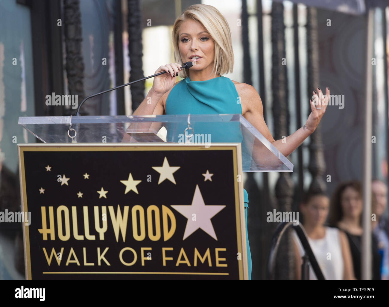 Kelly ripa hollywood walk of fame ceremony hi-res stock photography and ...
