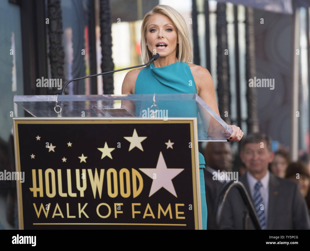 Kelly ripa hollywood walk of fame ceremony hi-res stock photography and ...