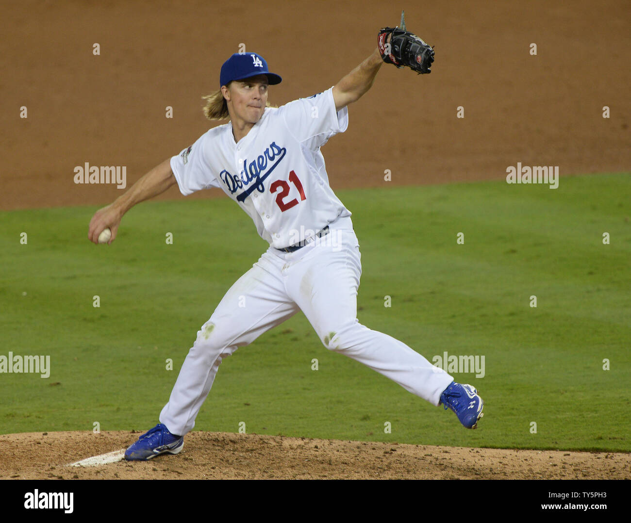 Los Angeles Dodgers starting pitcher Zack Greinke pitches before ...