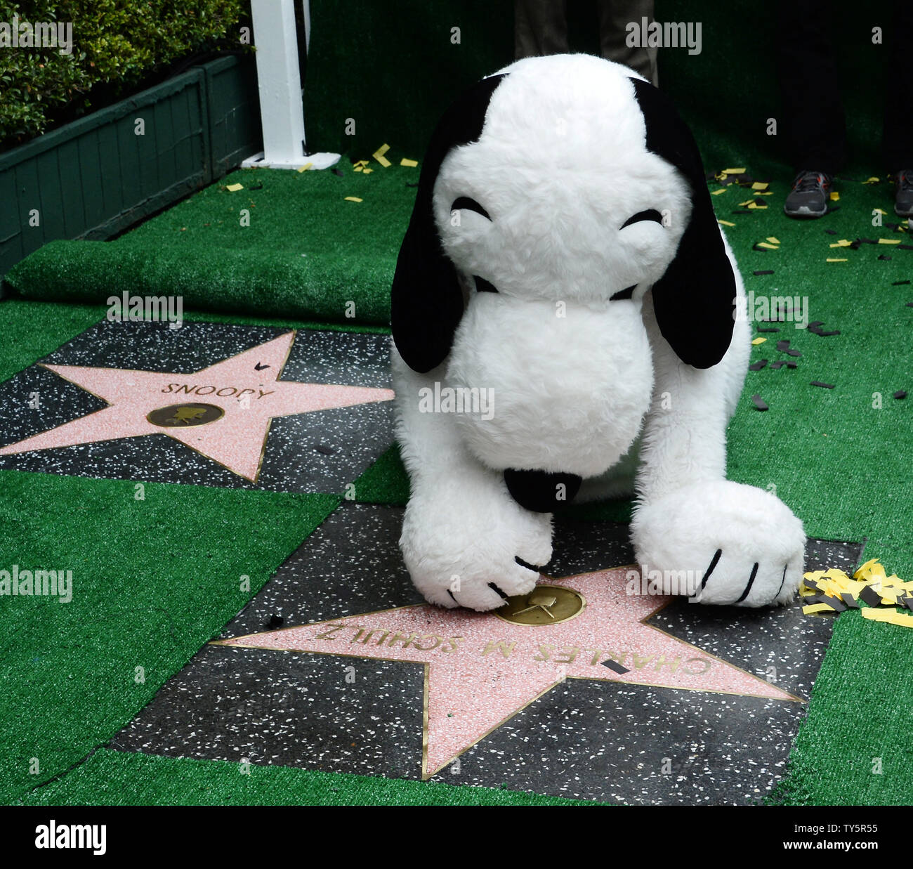 "Peanuts" character Snoopy pays homage to the star of his creator ...
