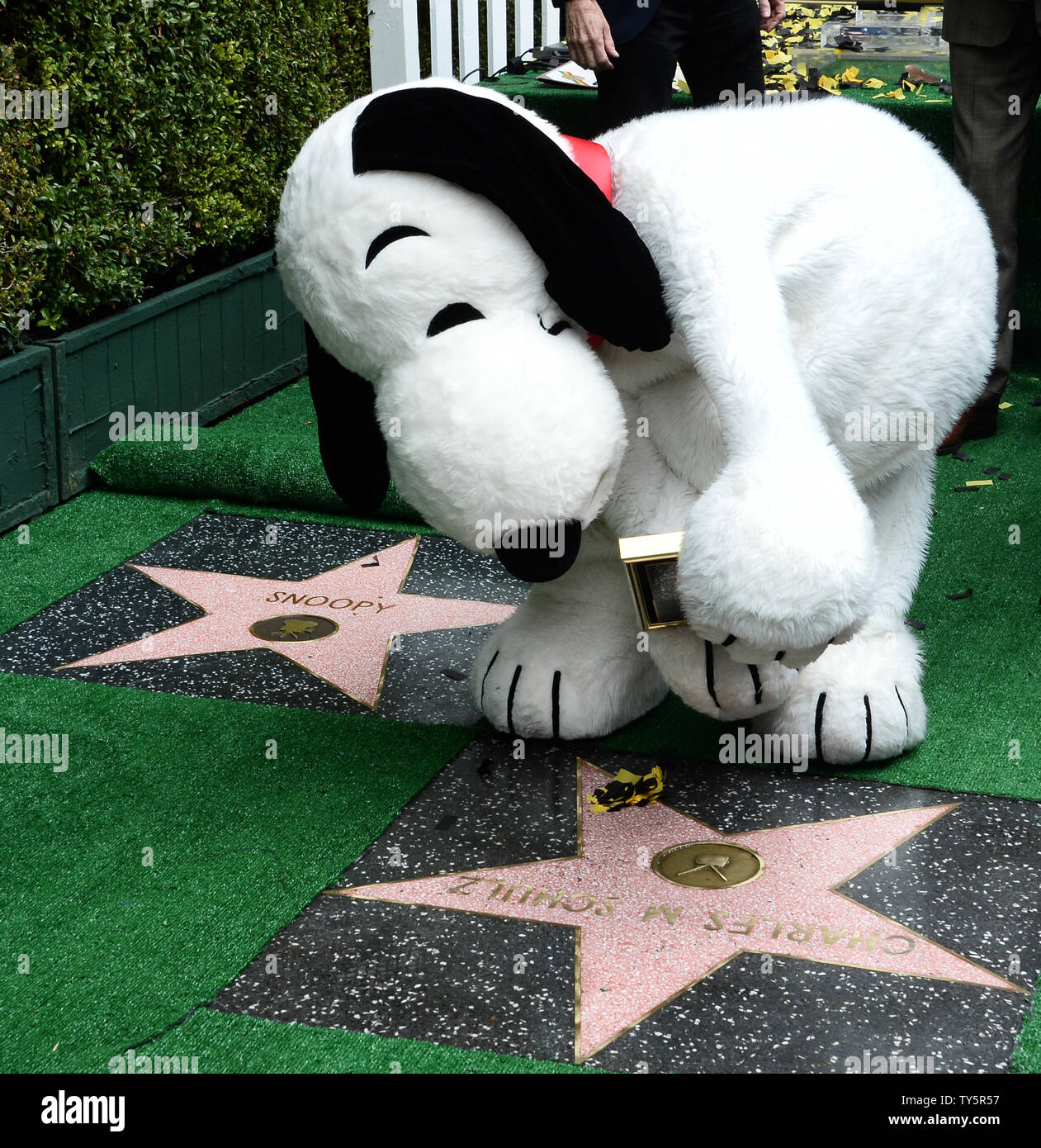 "Peanuts" character Snoopy pays homage to the star of his creator ...