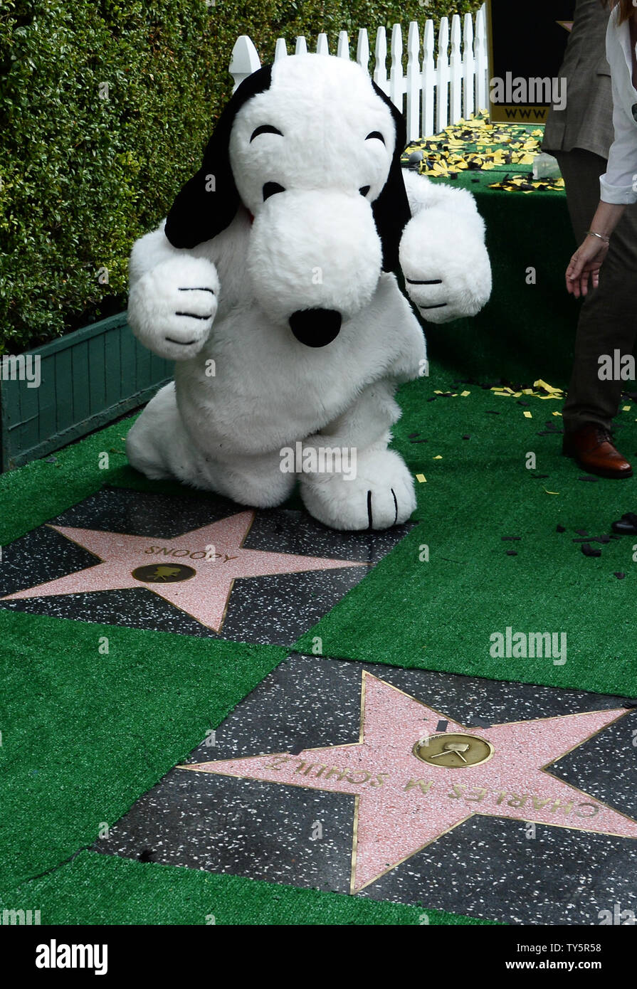 "Peanuts" character Snoopy pays homage to the star of his creator ...