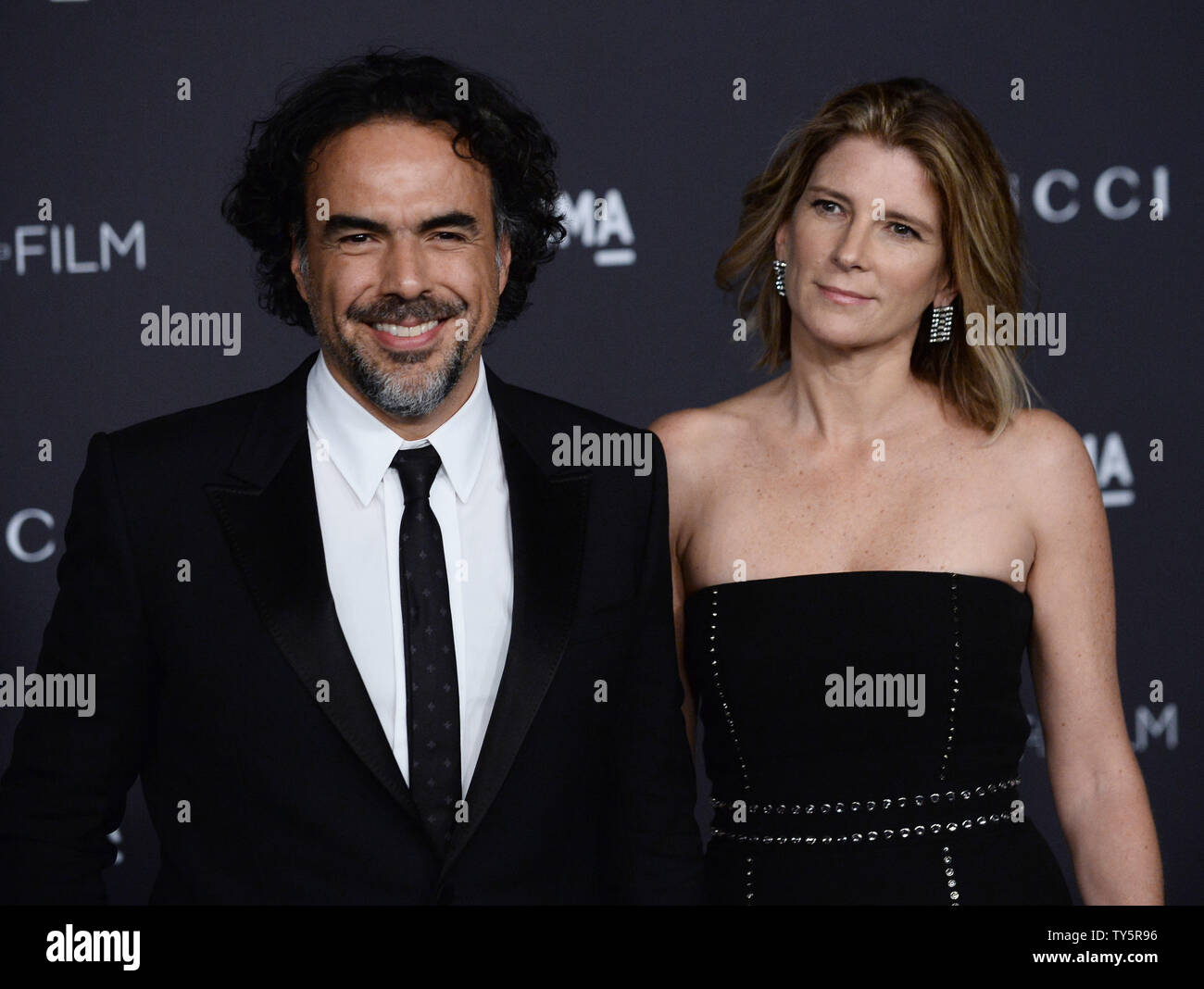 Honoree Alejandro Gonzalez Inarritu (L) and Maria Eladia Hagerman ...